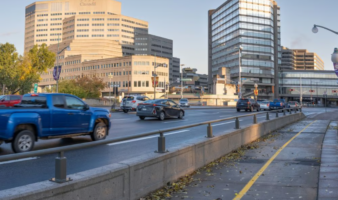 Ontario public servants mandated to return to full-time office work in ...