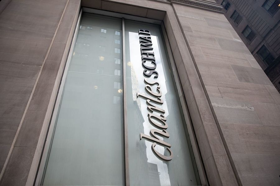 Schwab to offer alternative investments for qualified investors ...